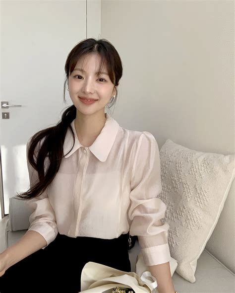 아뜨랑스 Attrangs 💐🤍 고급스러운 무드와 페미닌한 실루엣이 돋보이는 샤인즈 텐셀 카라 블라우스 소개해요♡ 여리하게 몸을 감싸주는 핏과 봉긋한 퍼프 숄더