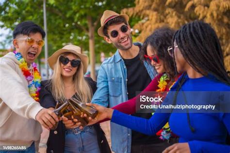 공원에서 파티를 하는 다민족 친구들 여름 파티에서 맥주 한 병으로 건배하는 다양한 젊은이들 청소년 개념 18 19세에 대한 스톡 사진 및 기타 이미지 Istock