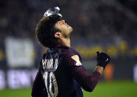 Video Neymar Celebrates Goal By Balancing Shoe On His Head Sporting