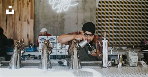 검은 니트 모자를 쓴 남자가 흑백 세라믹 머그잔을 들고 있다 사진 Unsplash의 무료 사람 이미지