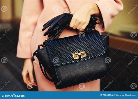 典雅的成套装备 黑皮包提包手中时髦的妇女特写镜头 在街道上的时兴的女孩 女性 库存照片 图片 包括有 暂挂 风土化 77009936