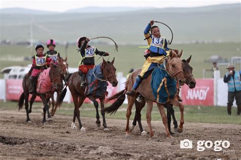 ФОТО Ховд аймгийн Мянгад сумын уяач З Мэндсайханы шарга халзан шүдлэн түрүүллээ