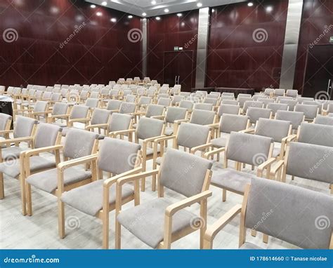 西班牙现代建筑带椅子的会议室 库存照片 图片 包括有 现代 会议 西班牙 空间 安大路西亚 178614660