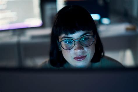 소프트웨어 엔지니어링 개발자 및 디자이너를 위한 여성과 컴퓨터와의 진지하고 반성과 밤 사이버 보안 데이터 과학 및 네온 웹