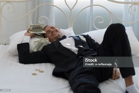 젊은 사업가 행복 한 미소와 함께 침대에 누가 비즈니스와 많은 은행권 달러 돈을에서 성공적입니다 비즈니스 성공 개념 개념에 대한 스톡 사진 및 기타 이미지 Istock