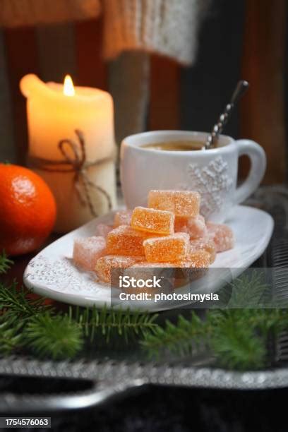 크리스마스 감귤 디저트 오렌지 젤리 과자와 커피 한잔 새해 장식 달콤한 젤리류에 대한 스톡 사진 및 기타 이미지 달콤한 젤리류 크리스마스 0명 Istock