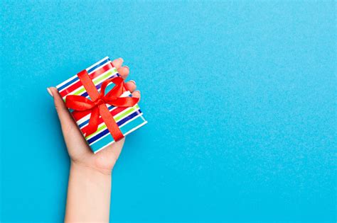 파란색 테이블 배경에 컬러 리본이있는 선물 상자를 들고있는 여성 팔 상단보기 및 복사 공간 디자인 강림절에 대한 스톡 사진 및 기타 이미지 Istock