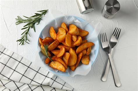 얇게 썬 구운 감자 웨지 로즈마리 소금 흰색 배경에 포크 상단보기의 접시 근접 촬영 감자 요리에 대한 스톡 사진 및 기타 이미지