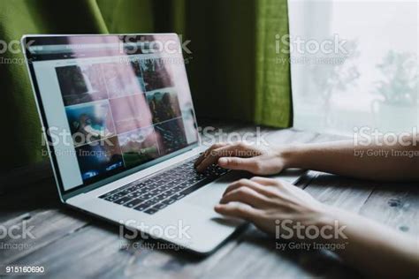 남자 프리랜서는 작업 가정 사무실에서 랩톱 컴퓨터를 사용 하 여 프리랜서 생활 직장 교육에 대한 스톡 사진 및 기타 이미지 교육 남자 낮 Istock