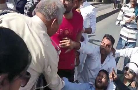 गिरफ्तार विक्रांत भूरिया को ले जाने से यूथ कांग्रेस ने रोका पुलिस की गाड़ी के आगे लेट कर किया