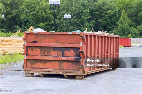 컨테이너 쓰레기 수거통은 건설 폐기물 고형 가정 쓰레기를 재활용하는 데 사용됩니다 0명에 대한 스톡 사진 및 기타 이미지 0명 가정 생활 강철 Istock