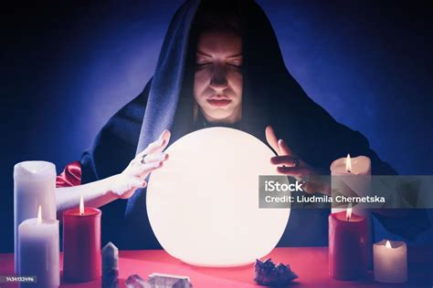 어둠 속에서 테이블에서 미래를 예측하기 위해 빛나는 크리스탈 볼을 사용하는 Soothsayer 행운을 말하는 공 스포츠 장비에 대한 스톡 사진 및 기타 이미지 Istock