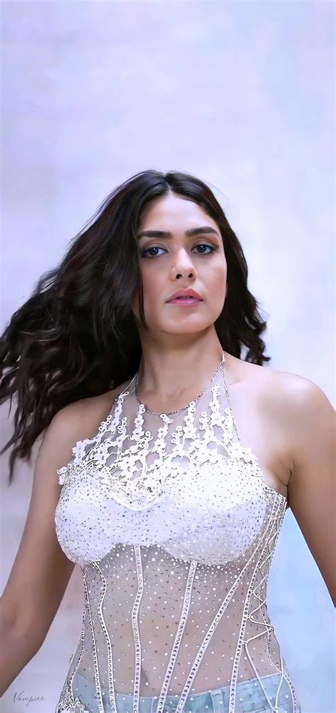 Mrunal Thakur Fp On Twitter That Look 🔥 Mrunalthakur
