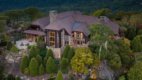 This 30m Lodge In North Carolina Comes With A Hobbit Guest House