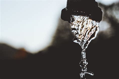 유리에 물 붓는 클로즈업 · 무료 스톡 사진