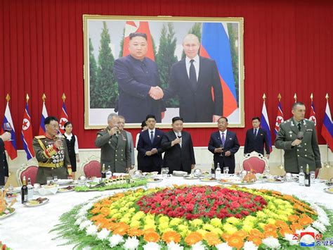 金正恩総書記、プーチン大統領の巨大な肖像画でロシア国防相を歓迎 Business Insider Japan
