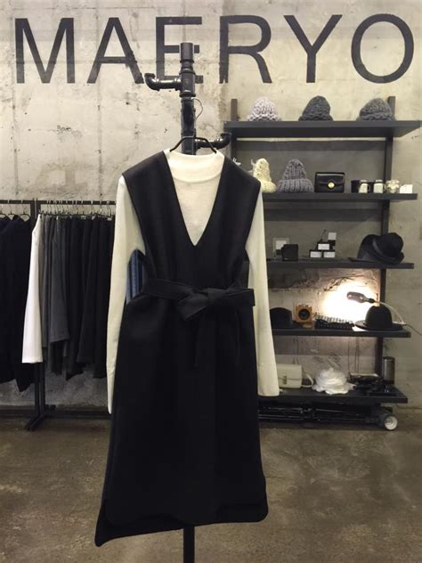 어나더매료 어나더매료 두가지의 스타일로 입으실 수 있는 두께감있는 울소재의 원피스입니다