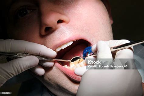 치과를 확인 합니다 치과 건강에 검 한 진 치과 도구 프로브 거울과 입에서 흡입 튜브 치과 의사는 치과 진료소 및 사무실에서 환자 치아의 검토 하고있다 치과 구강 위생입니다