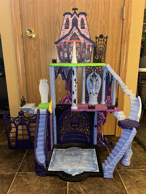 Monster High Freaky Fusion Catacombs Castle Playset House Near