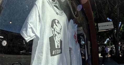 트럼프 머그샷 굿즈 인기…100억원 단숨에 모금