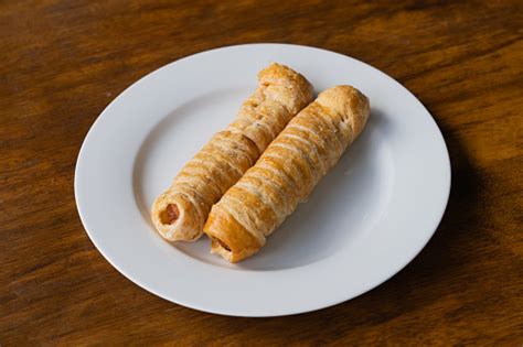 갓 구운 퍼프 페이스트리 소시지는 나무 테이블 배경 영어 파티 음식에 흰색 접시에 롤 0명에 대한 스톡 사진 및 기타 이미지 0명 고기 달콤한 음식 Istock