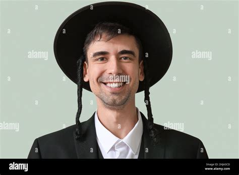 Homme Juif Hassidique Sur Fond De Couleur Photo Stock Alamy