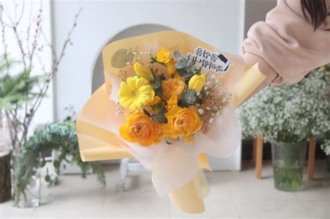 꽃다발 노랑프리지아 명일동꽃집고덕동꽃집상일동꽃집강동구꽃집플라워레슨원데이클레스강동구플라워레슨강동구원데이클레스꽃수업꽃꽂이꽃선물길동꽃집강동아트센터꽃집