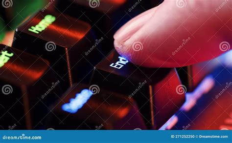 clics humains sur la touche de fin du clavier de l ordinateur fermer vue main appuie sur la fin