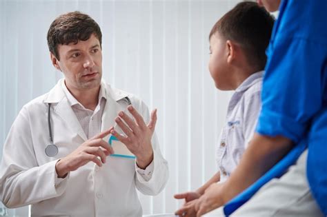 Pediatra Hablando Con La Madre Foto Premium