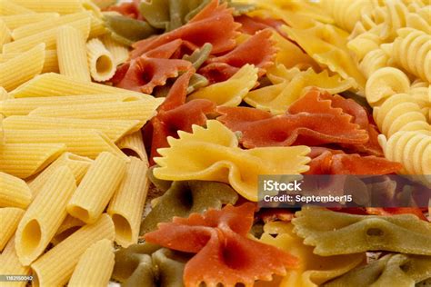 조리되지 않은 파스타의 종류 파스타 펜네 푸실리 컬러 파폴레 건조 플랫 레이 상단 보기 채워진 프레임 0명에 대한 스톡 사진 및 기타 이미지 Istock