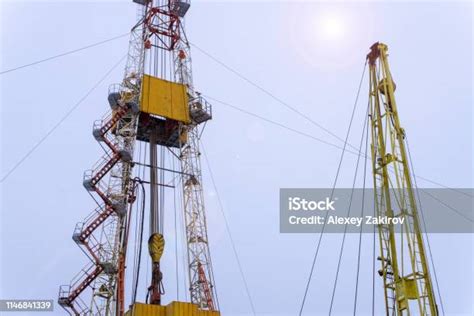 극적인 하늘과 아무 데도의 중간에 석유 및 가스 시추 장비의 실루엣 이미지 석유 및 가스 산업의 육상 육상 장비 토지 석유 드릴링 리그 푸른 하늘입니다 0명에 대한 스톡