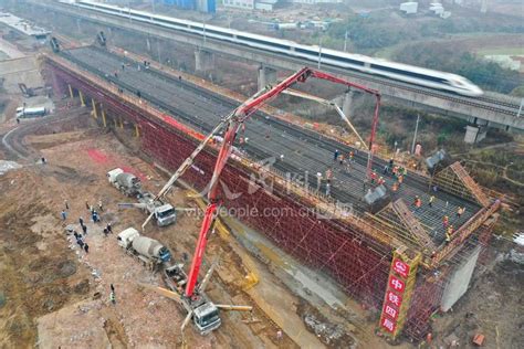 沪蓉铁路改建工程128米淮运河特大桥浇筑砼 人民图片网