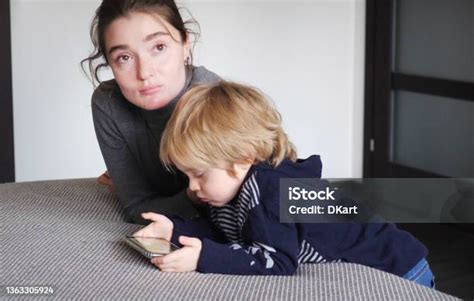 아름다운 어머니 와 그녀의 당신 아들 사용 스마트폰 에 A 침대 우크라이나에 대한 스톡 사진 및 기타 이미지 우크라이나 가족 아이 Istock