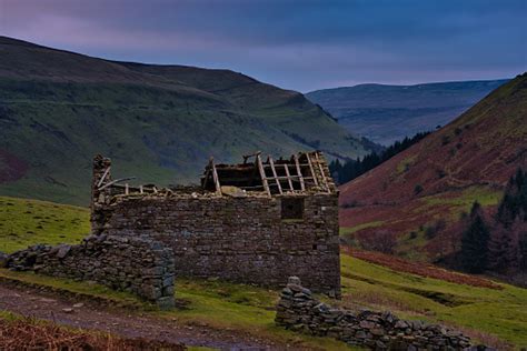 시골 켈드 스왈레데일 요크셔 데일스 국립공원 노스요크셔 잉글랜드 영국에 지어진 돌의 작은 폐허 0명에 대한 스톡 사진 및 기타