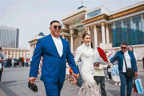 Том Хангай аваргын жаргалтай мөч😍 Эхнэр нь алдарт эхийн одон авчээ🥰 Facebook