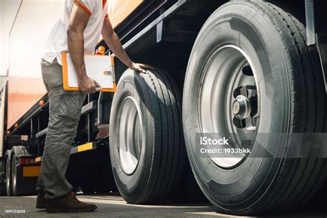 트럭 운전자가 트럭의 바퀴와 타이어의 안전을 점검하고 있습니다트럭 검사 유지 보수 수리 변경에 대한 스톡 사진 및 기타 이미지 변경 타이어 트럭 Istock
