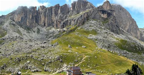 Rifugio Roda Di Vael E Aquila Di Christomannos Escursione Da Passo