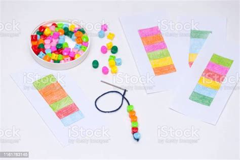 플라스틱 여러 가지 빛깔의 구슬 어린이 개발 개념을위한 홈 메이드 게임 0명에 대한 스톡 사진 및 기타 이미지 0명 개발 결핍 상태 Istock