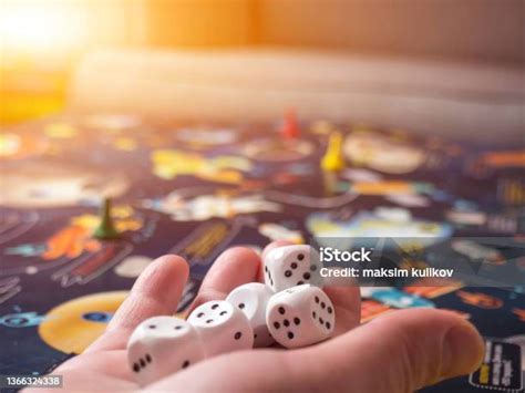 보드 게임 개념 필드 카피 공간의 배경에 주사위 칩과 카드 보드게임에 대한 스톡 사진 및 기타 이미지 보드게임 게임의 밤 레저 활동 주사위 Istock