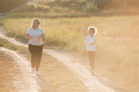 Aktive Fette Großmutter Während Des Trainings Zusammen Mit Einer Kleinen Dünnen Frau Im