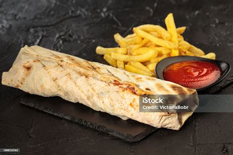 샤와르마 샌드위치 자이로 신선한 라바시 치킨 쇠고기 샤와르타 전통 중동 간식 0명에 대한 스톡 사진 및 기타 이미지 0명 굽기 기로스 음식 Istock