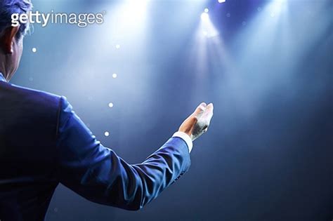 중년 성인 강렬한빛 비즈니스 연설 대중연설가 전문직 연단 인조물건 사업가 설명 이미지 Jv12588715 게티이미지뱅크