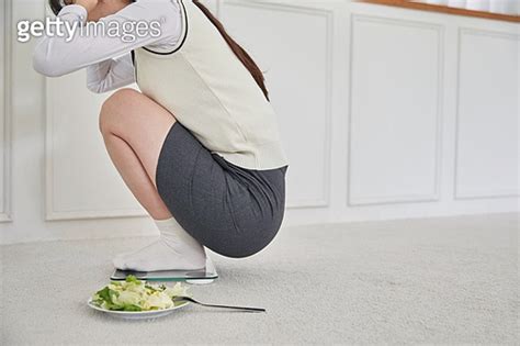 여학생 고등학생 사춘기 십대소녀 여성 다이어트 체형관리 걱정 어두운표정 우울 슬픔 사회이슈 주제 스트레스 이미지 Jv12630819