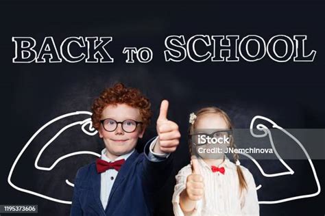 칠판 배경에 재미를 학교 유니폼에서 성공적인 스마트 아이 다시 학교와 두뇌 전원 개념에 2명에 대한 스톡 사진 및 기타 이미지 2명 개념 개발 Istock