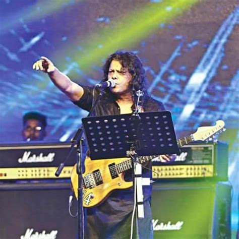 গুরু জেমস গুরু জেমসের পদ্মপাতার জল গানটা বাংলাদেশের সবচেয়ে ভালো কথার গানগুলোর মাঝে একটি