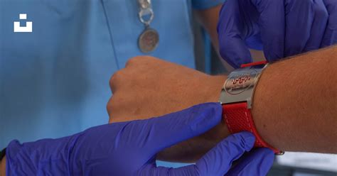 파란색 바지와 갈색 나무 둥근 프레임을 들고 있는 빨간 셔츠를 입은 사람 사진 Unsplash의 무료 스크럽 이미지