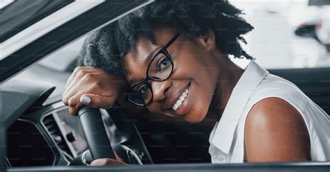 쾌활한 미소 젊은 아프리카 계 미국인 여성이 새로운 현대 자동차 안에 앉아 있습니다 사진 Unsplash의 우크라이나 이미지