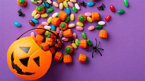 Why You Should Wait To Stock Up On Halloween Candy