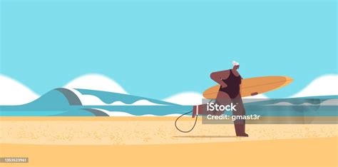 서핑 보드 세 여성 서퍼 서핑 보드 여름 휴가 활성 노년 개념 수평 전체 길이 벡터 일러스트를 들고 있는 시니어 여성 가공의 인물에 대한 스톡 벡터 아트 및 기타 이미지