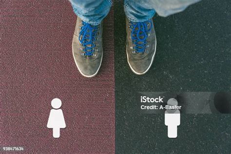 여자와 남자 기호 및 신발 다른 색이 지정 된 경로에 의해 표시 된 성별 격차의 개념 가능성에 대한 스톡 사진 및 기타 이미지